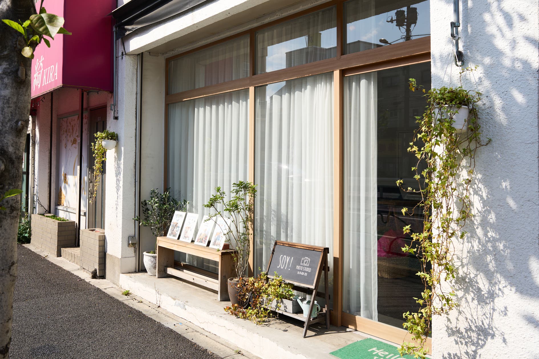 優しい自然光と白壁で撮影できるフォトスタジオの写真14