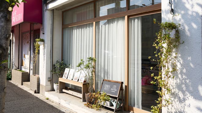 優しい自然光と白壁で撮影できるフォトスタジオの写真14