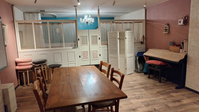 神保町・御茶ノ水 徒歩圏|静かに整う、隠れ家レンタルサロン(2ベッド)テーブルセット、畳、姿見、ホワイトボード、クラビノーバ完備の写真1