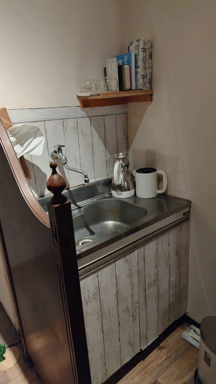 神保町・御茶ノ水 徒歩圏｜静かに整う、隠れ家レンタルサロン（2ベッド）テーブルセット、畳、姿見、ホワイトボード、クラビノーバ完備の写真3