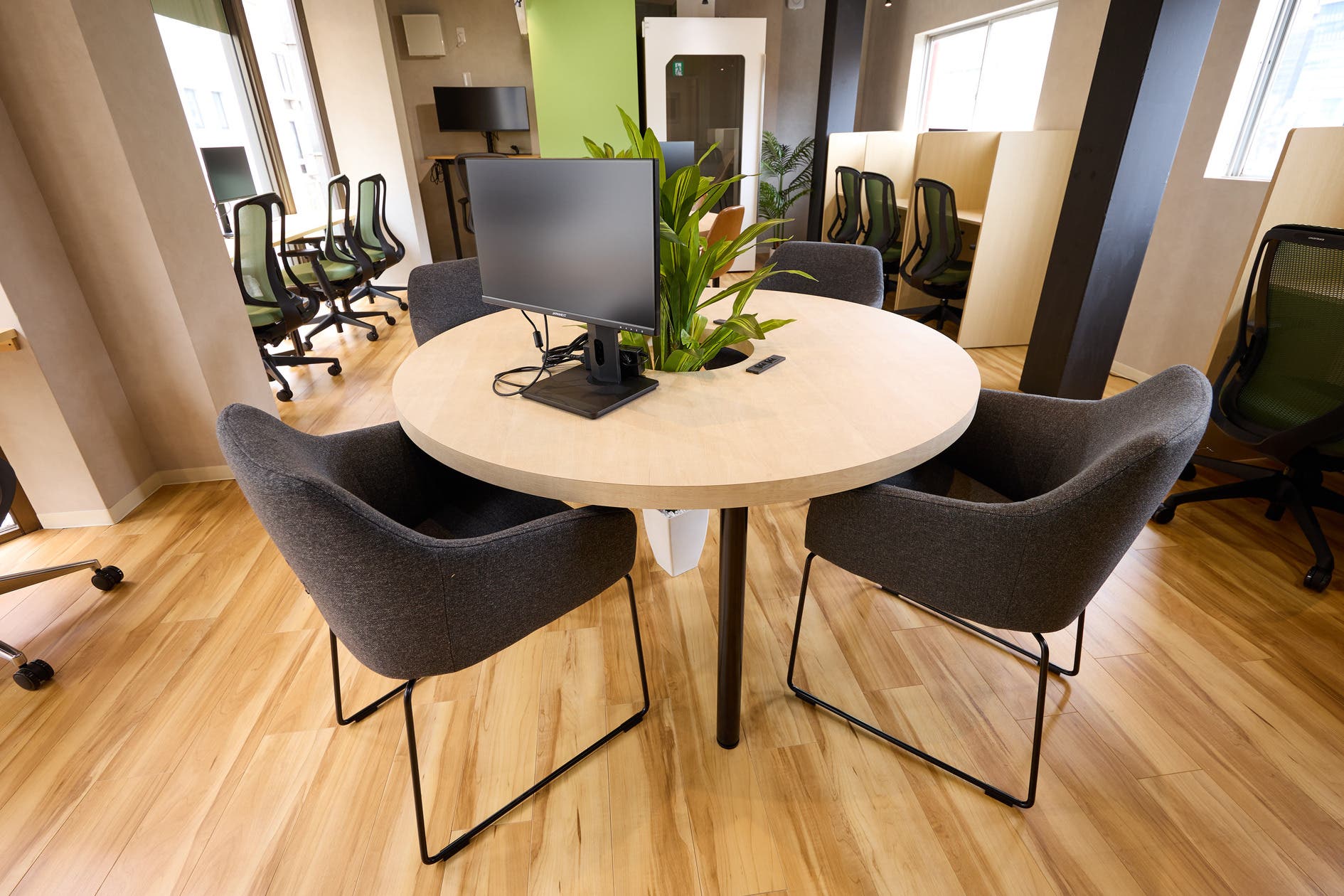 【4階貸切】御茶ノ水駅徒歩1分、モニター、高級オフィスチェア、Web会議用個室ありの作業カフェ。の写真2