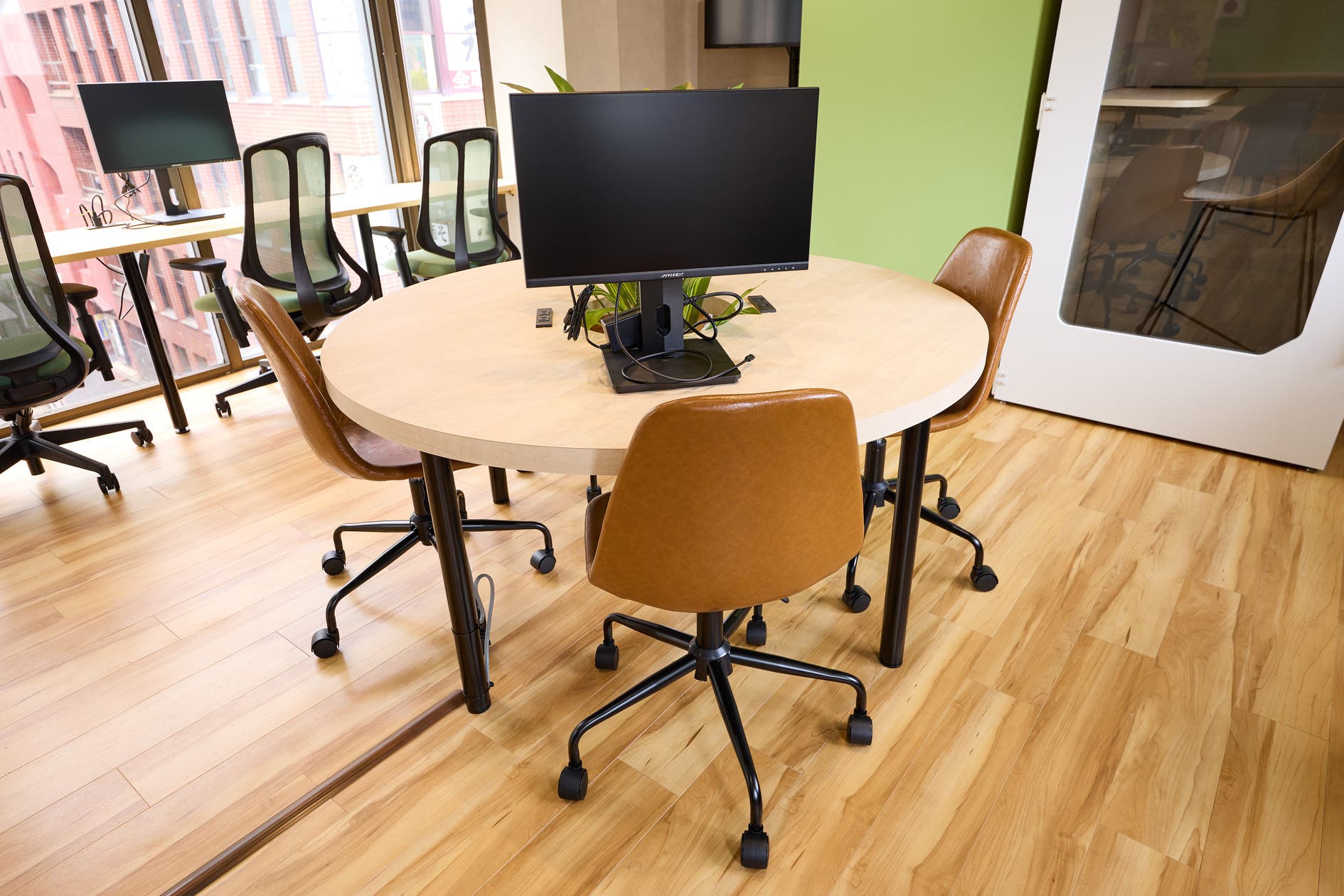 【4階貸切】御茶ノ水駅徒歩1分、モニター、高級オフィスチェア、Web会議用個室ありの作業カフェ。の写真3