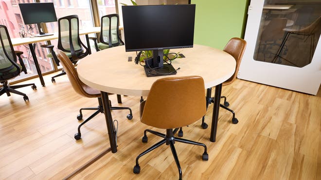 【4階貸切】御茶ノ水駅徒歩1分、モニター、高級オフィスチェア、Web会議用個室ありの作業カフェ。の写真3