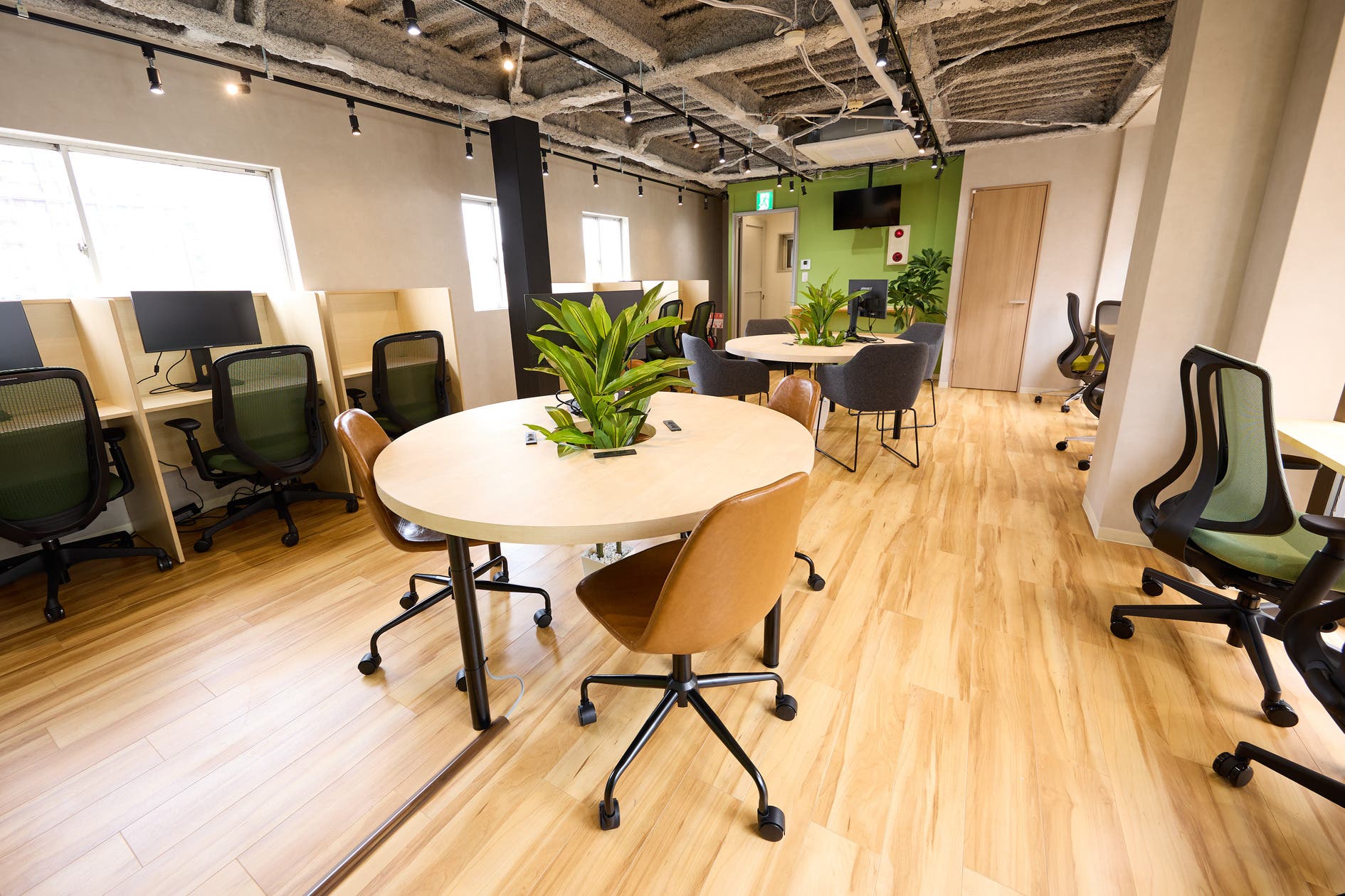 【4階貸切】御茶ノ水駅徒歩1分、モニター、高級オフィスチェア、Web会議用個室ありの作業カフェ。の写真4