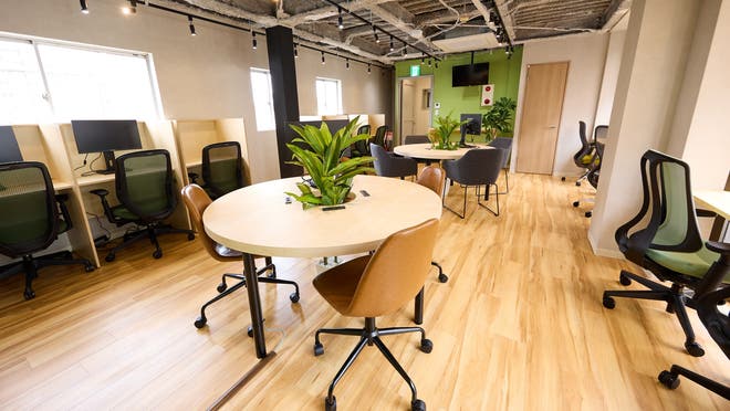 【4階貸切】御茶ノ水駅徒歩1分、モニター、高級オフィスチェア、Web会議用個室ありの作業カフェ。の写真4