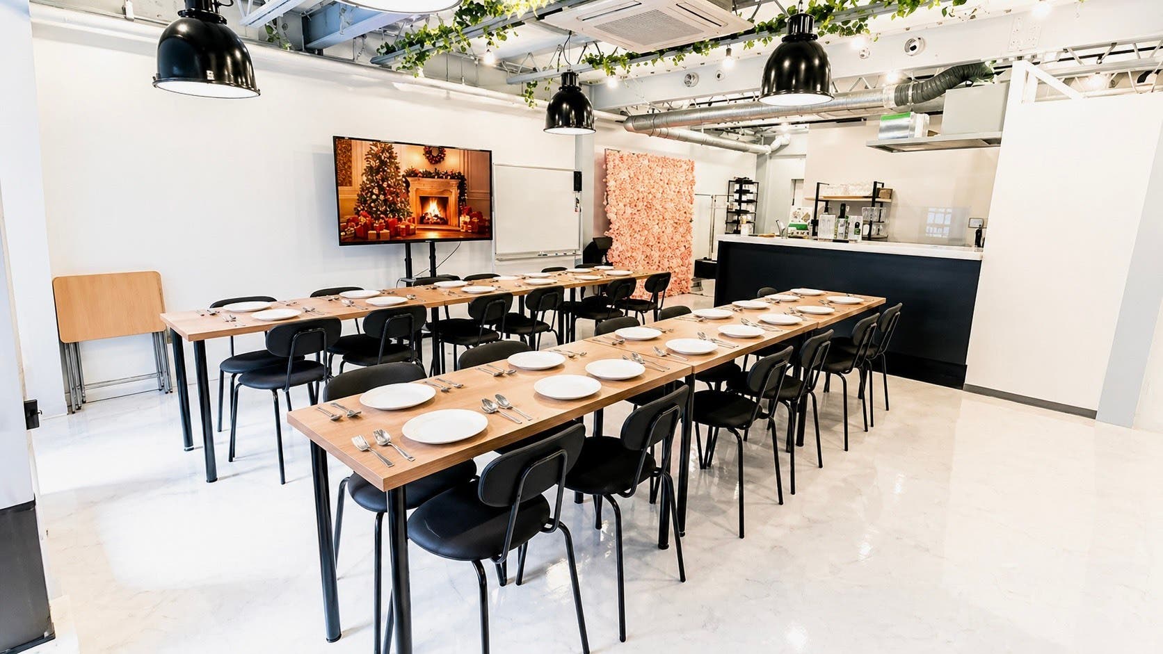 渋谷駅近‼️広々パーティースペースでイベント🍷交流会・歓送迎会🎉シェアキッチンで料理会🍳会議・大型モニター有📺撮影利用◎の写真1