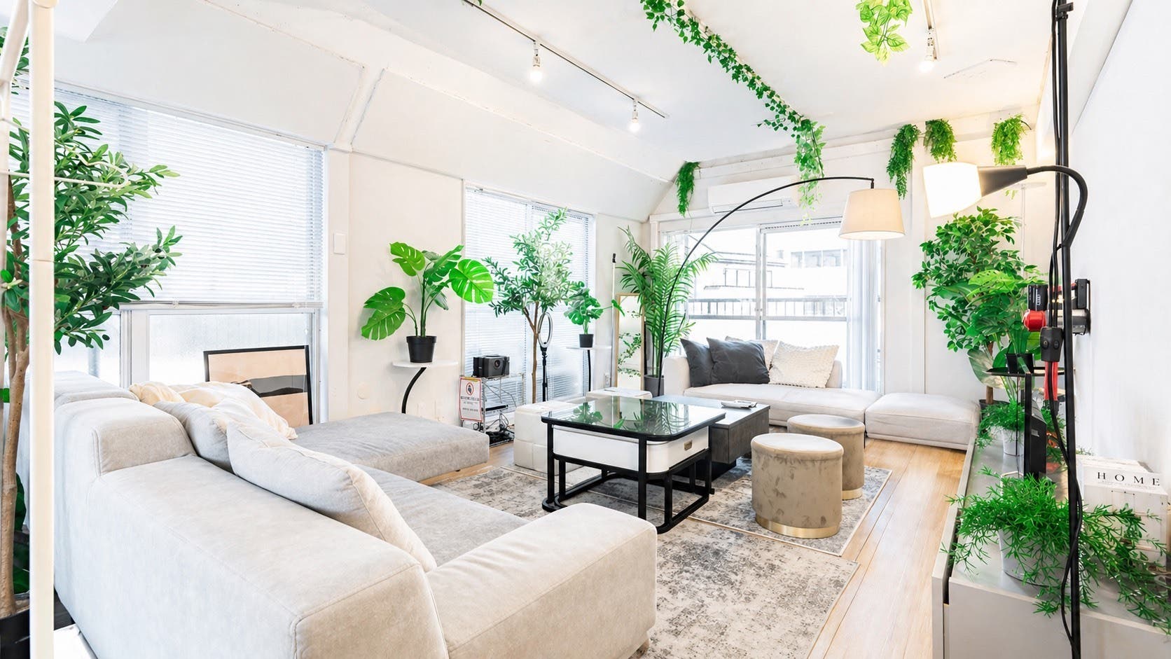 池袋駅徒歩5分🚶‍♂️最大12名◎交流会・懇親会に最適✨女子会・歓送迎会🍃プロジェクター🎥YouTube・コスプレ撮影📷の写真1