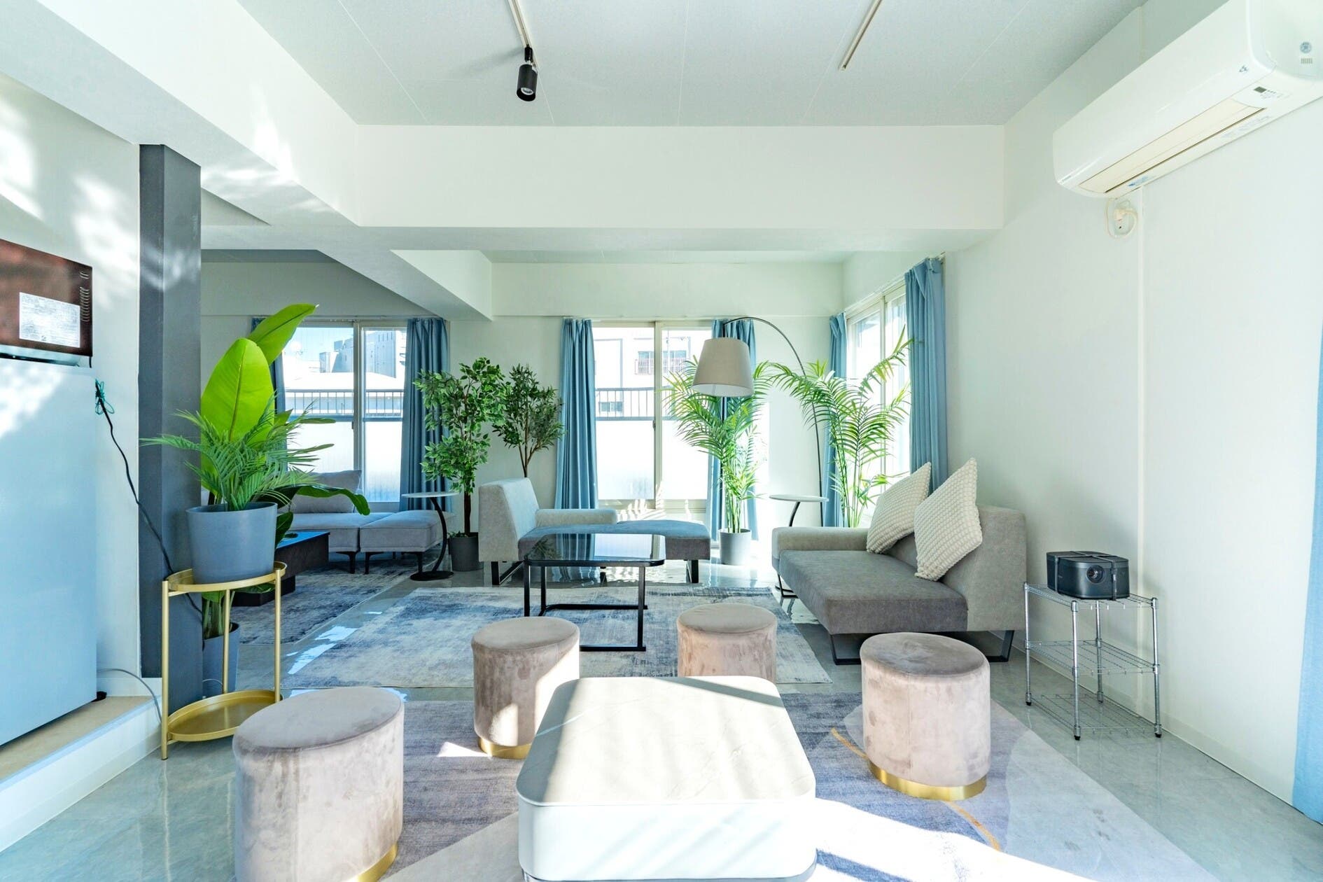 【池袋駅 徒歩5分】自然光×白背景｜リール撮影・YouTube撮影🎥ロケ・スタジオ撮影📸ポートレート、商品撮影🍃コスプレ◎の写真1