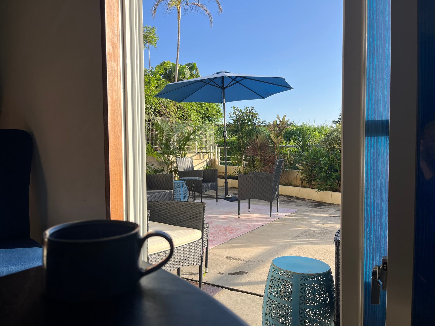 光と余白、青の気配がある静かな空間。の写真1