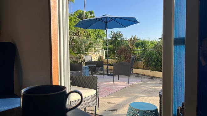 光と余白、青の気配がある静かな空間。の写真1