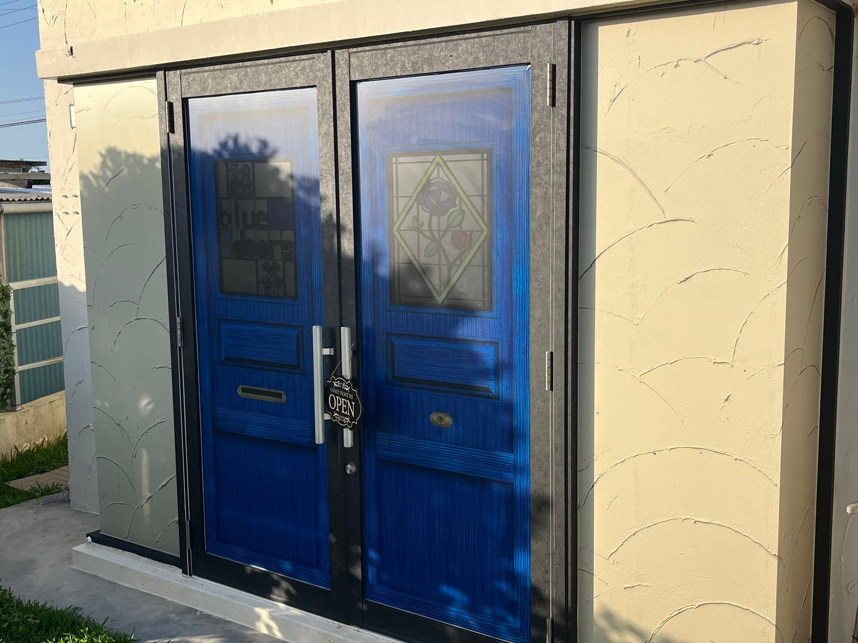 光と余白、青の気配がある静かな空間。の写真2