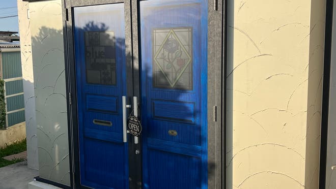 光と余白、青の気配がある静かな空間。の写真2