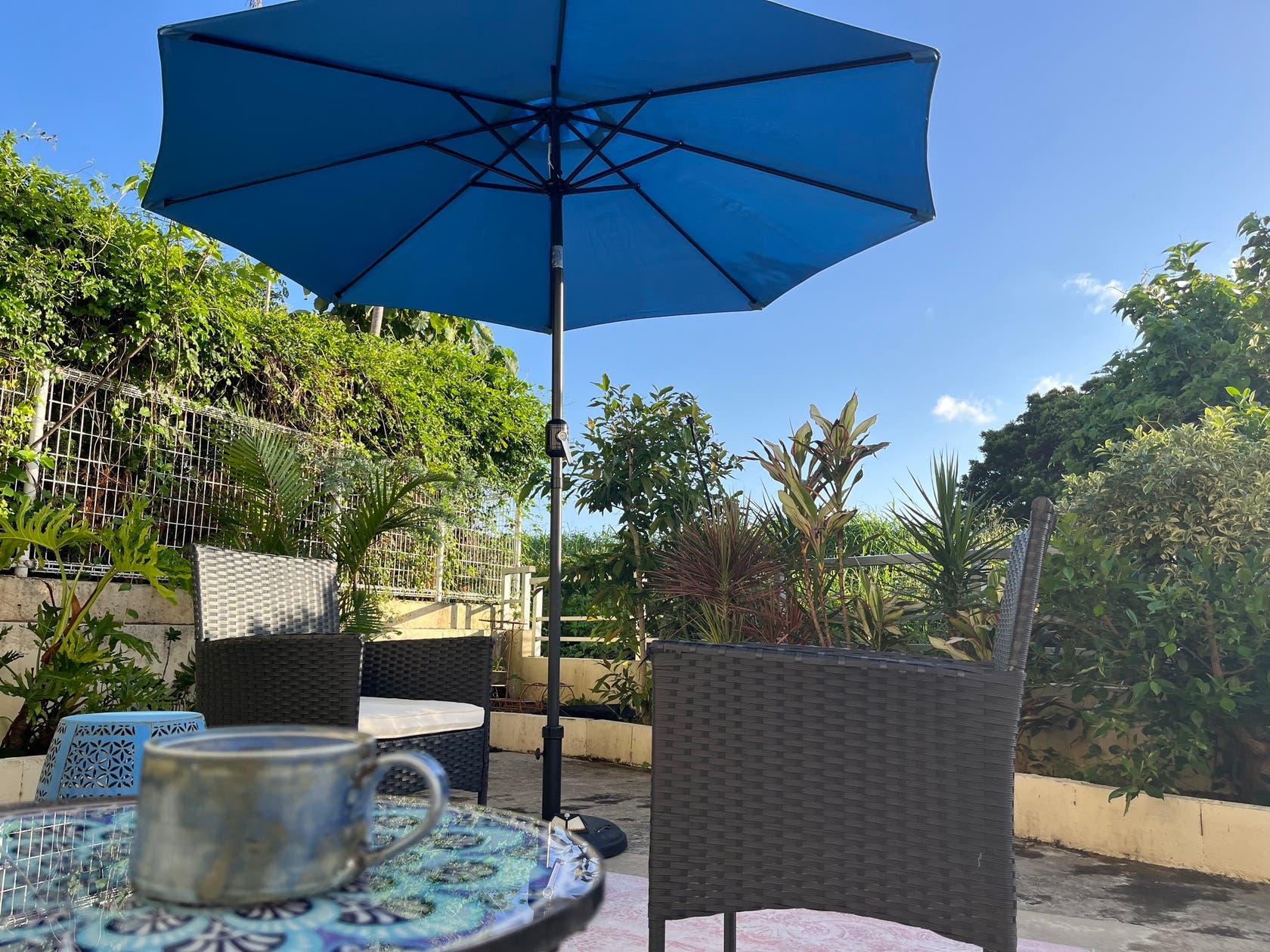 光と余白、青の気配がある静かな空間。の写真3