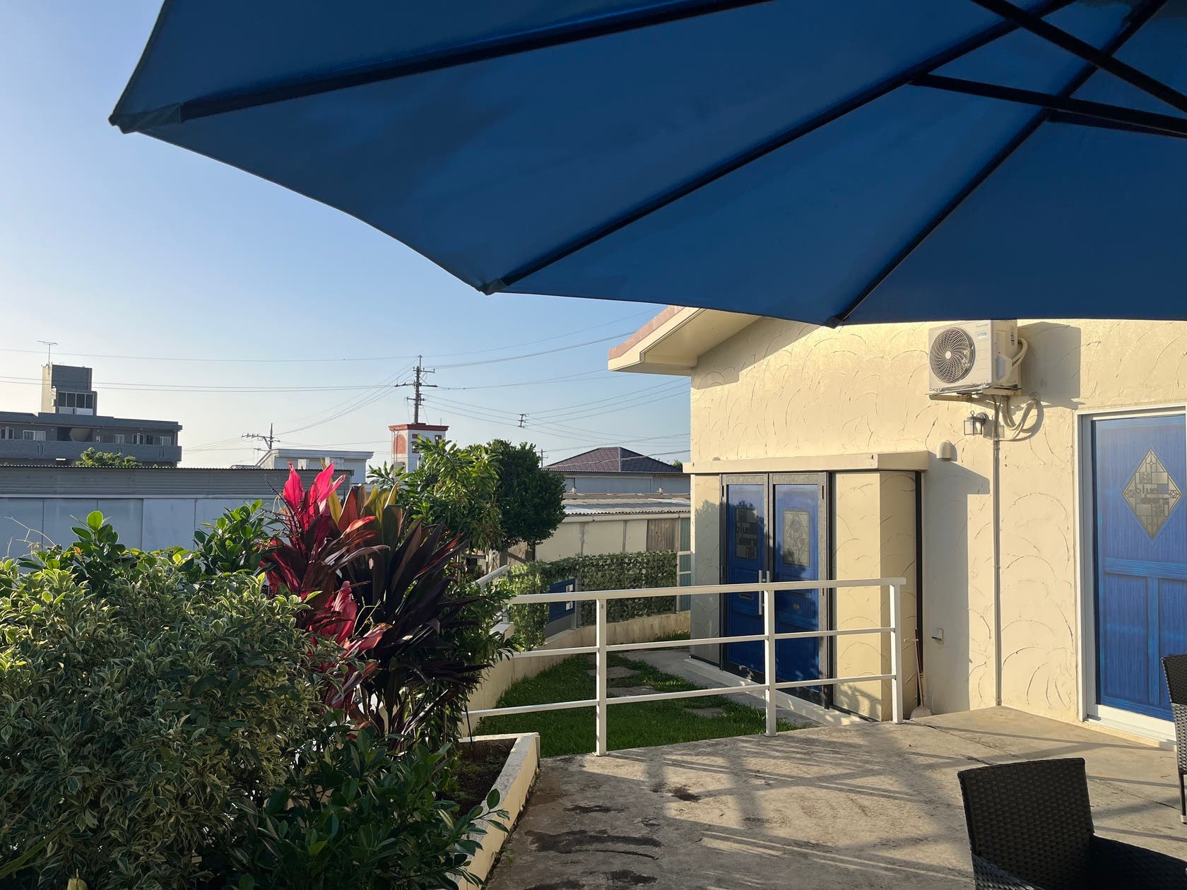 光と余白、青の気配がある静かな空間。の写真4