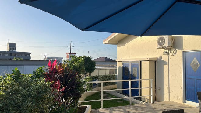 光と余白、青の気配がある静かな空間。の写真4