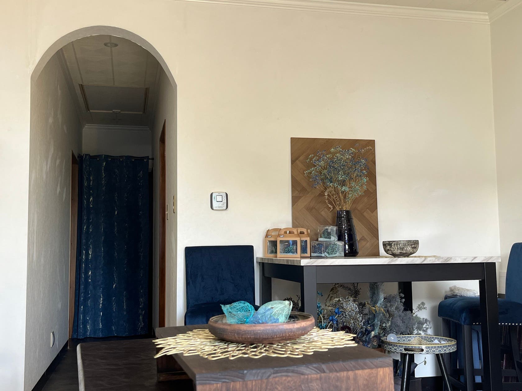 光と余白、青の気配がある静かな空間。の写真5