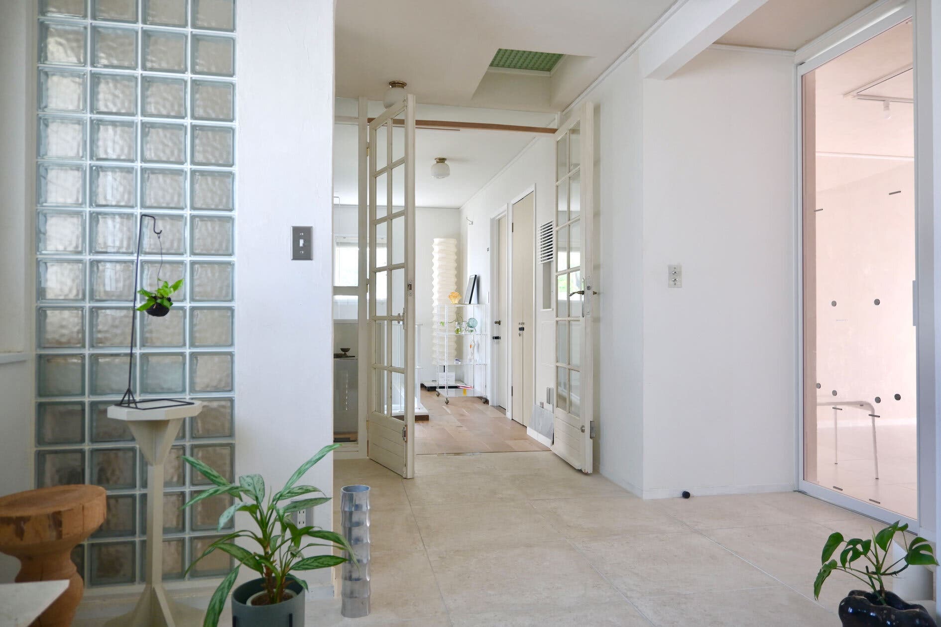 《 HOUSE124 / 2階スタジオ＋1階ダイニング 》 自然光とタイル床、ヴィンテージ窓、椅子。撮影、動画、一軒家スタジオの写真11