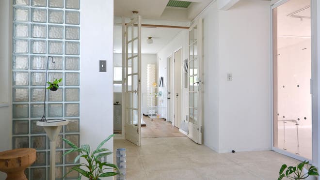 《 HOUSE124 / 2階スタジオ+1階ダイニング 》 自然光とタイル床、ヴィンテージ窓、椅子。撮影、動画、一軒家スタジオの写真11