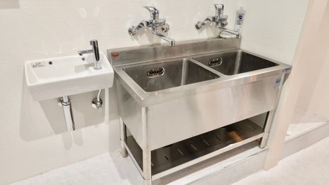 【大阪駅/東梅田すぐ】最大30名🎉バーの雰囲気🦋ワンフロアの貸切空間✨120㌅巨大スクリーン🎥飲食持込🆗/Table8の写真28