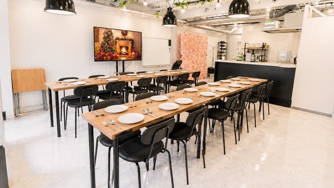 渋谷駅近‼️広々パーティースペースでイベント🍷交流会・歓送迎会🎉シェアキッチンで料理会🍳会議・大型モニター有📺撮影利用◎の写真1