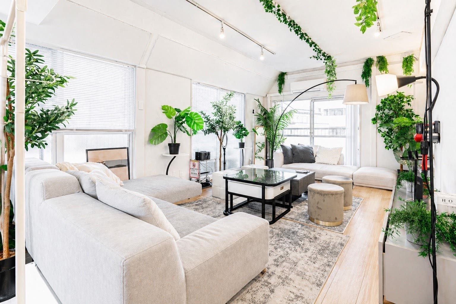 池袋駅徒歩5分🚶‍♂️最大12名◎交流会・懇親会に最適✨女子会・歓送迎会🍃プロジェクター🎥YouTube・コスプレ撮影📷の写真1