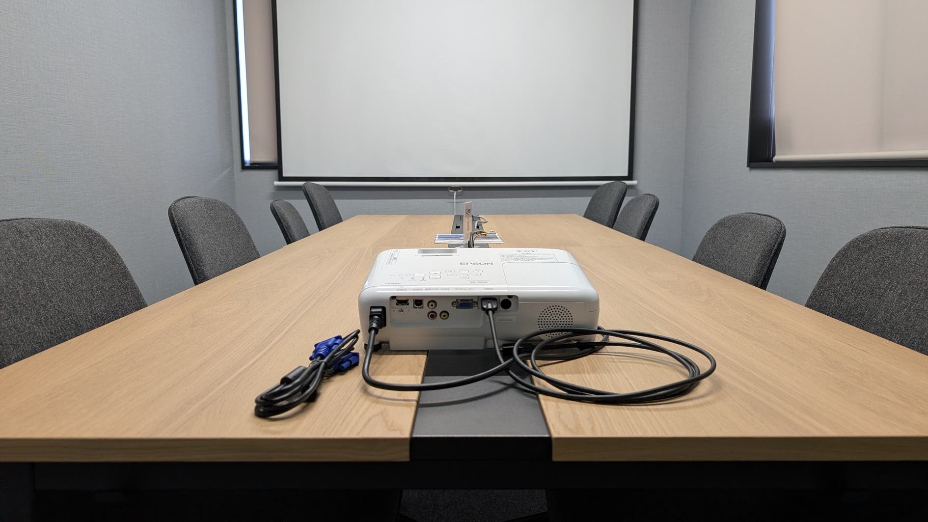 南アルプスが見える複合ワークスペース　会議室の写真1