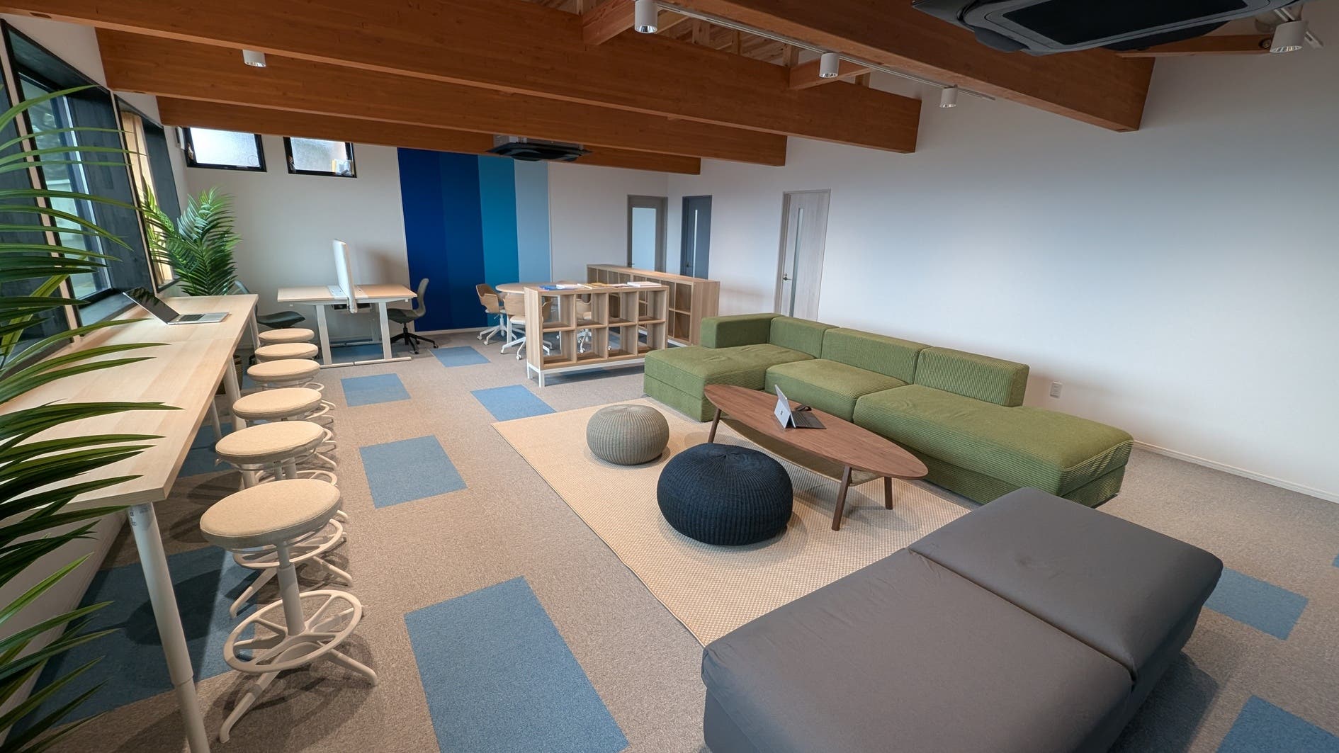 南アルプスが見える複合ワークスペース　会議室の写真2