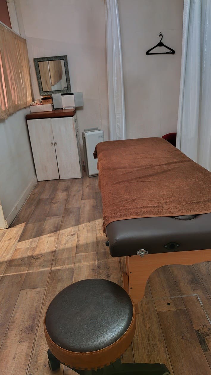 神保町・御茶ノ水 徒歩圏｜静かに整う、隠れ家レンタルサロン（2ベッド）テーブルセット、畳、姿見、ホワイトボード、クラビノーバ完備の写真4