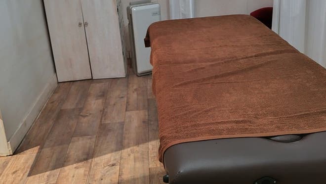 神保町・御茶ノ水 徒歩圏|静かに整う、隠れ家レンタルサロン(2ベッド)テーブルセット、畳、姿見、ホワイトボード、クラビノーバ完備の写真4