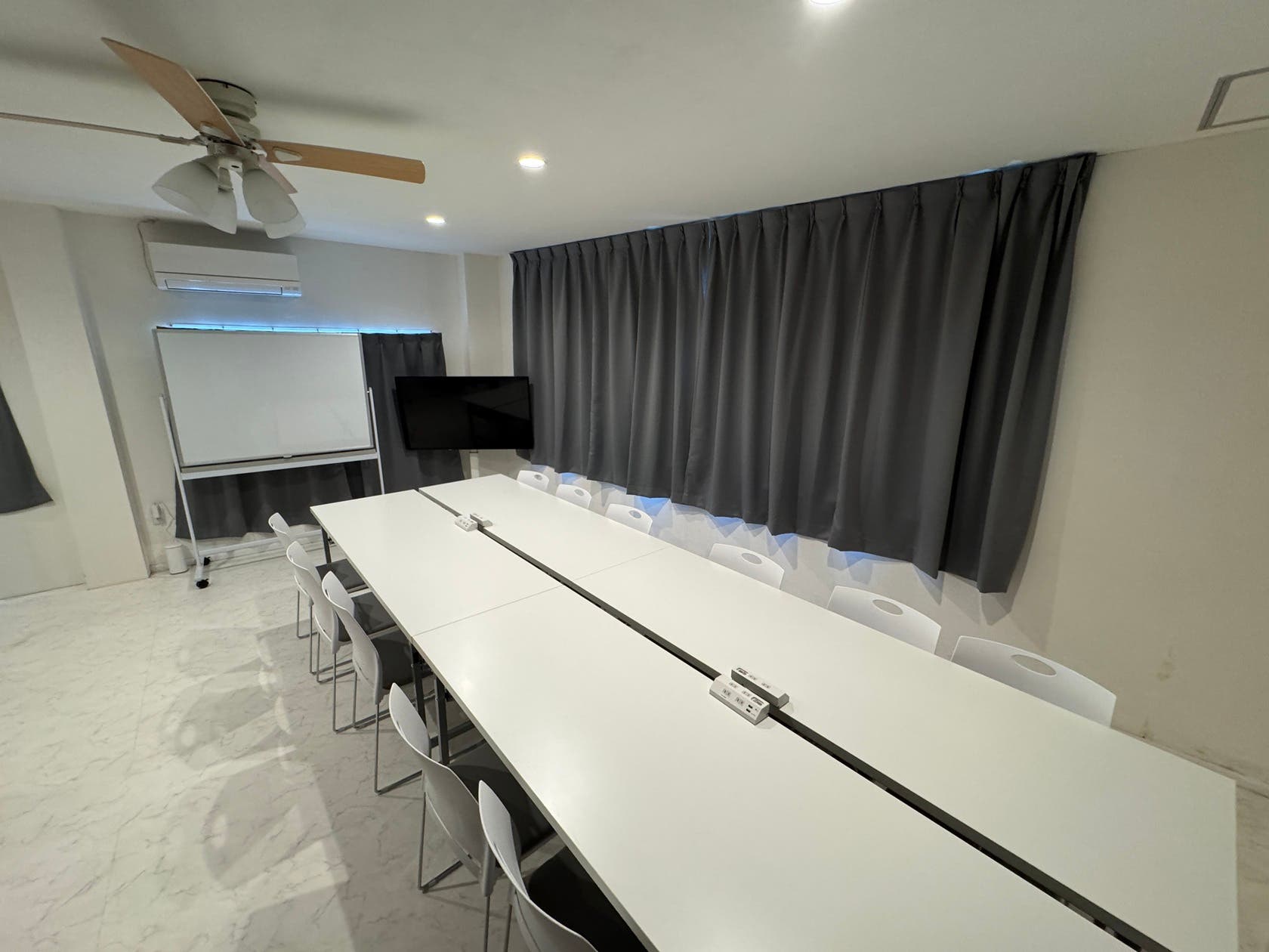 各テーブルにコンセント･USB付！50Vモニター・プロジェクター・ホワイトボード無料の写真2