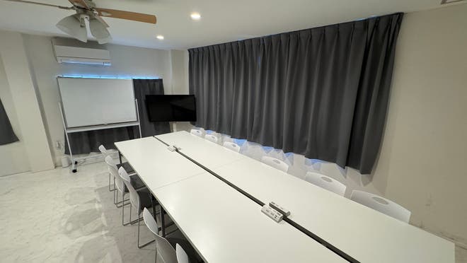 各テーブルにコンセント・USB付!50Vモニター・プロジェクター・ホワイトボード無料の写真2