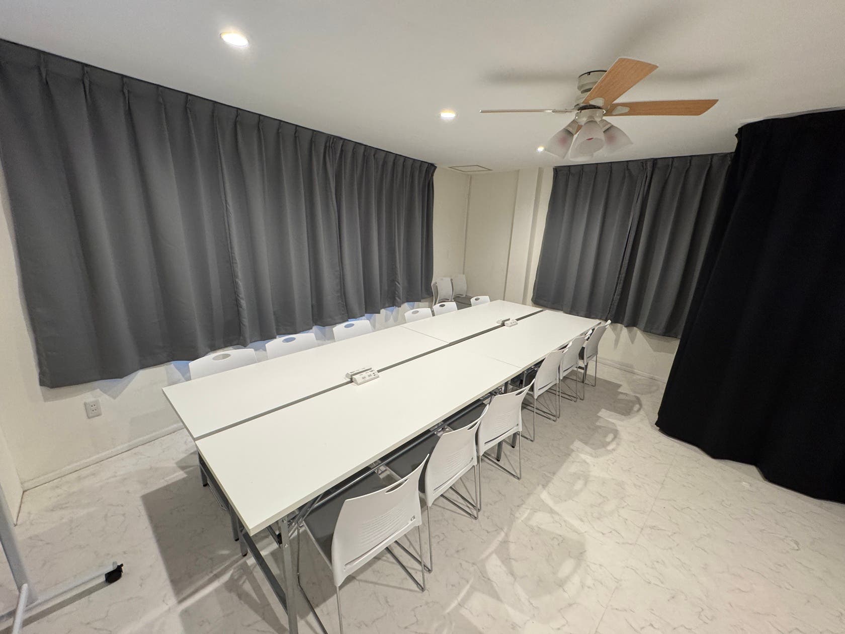 各テーブルにコンセント･USB付！50Vモニター・プロジェクター・ホワイトボード無料の写真3