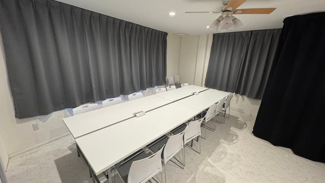 各テーブルにコンセント・USB付!50Vモニター・プロジェクター・ホワイトボード無料の写真3