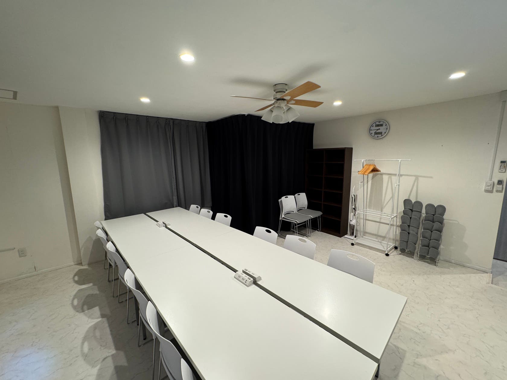 各テーブルにコンセント･USB付！50Vモニター・プロジェクター・ホワイトボード無料の写真1