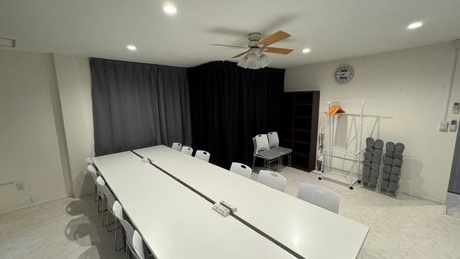 各テーブルにコンセント・USB付!50Vモニター・プロジェクター・ホワイトボード無料の写真1