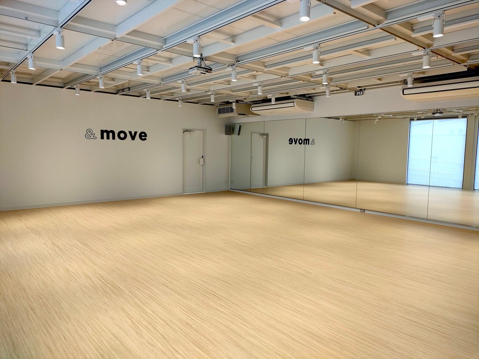 【駅徒歩1分】海外風のおしゃれなダンススタジオ in 横浜・センター南の写真1
