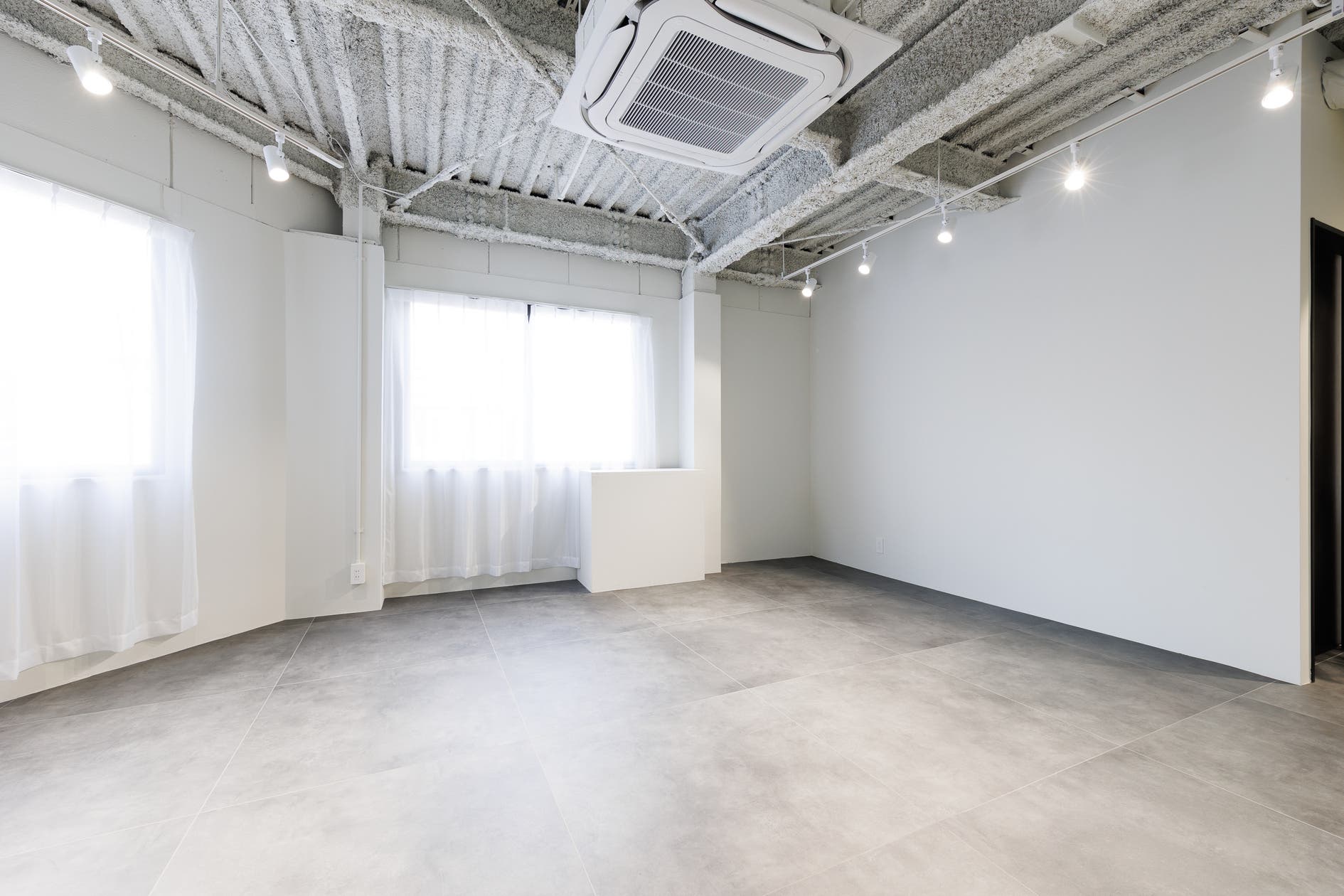 【OPEN特価】大阪天満宮駅徒歩1分南森町駅徒歩3分複数窓×照明機材多数の撮影スタジオ｜メイクルーム・更衣室あり｜天井高2.8mの写真1