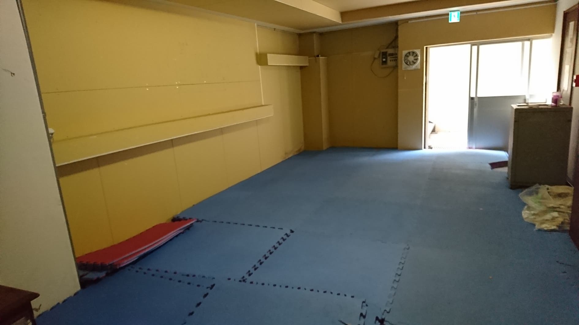 半地下の作業スペースや倉庫の写真1