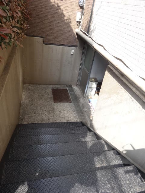 半地下の作業スペースや倉庫の写真8