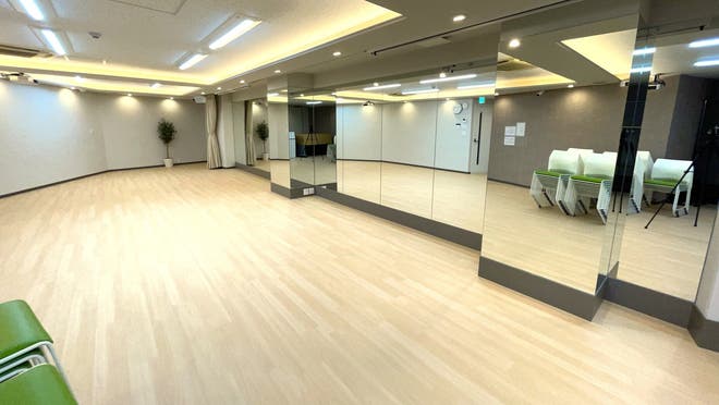 【駅近】鏡10m!小ホールのダンス・演劇リハに最適な70㎡の広々・快適な防音スタジオ!24時間OK、調光調色可、設備充実の写真1