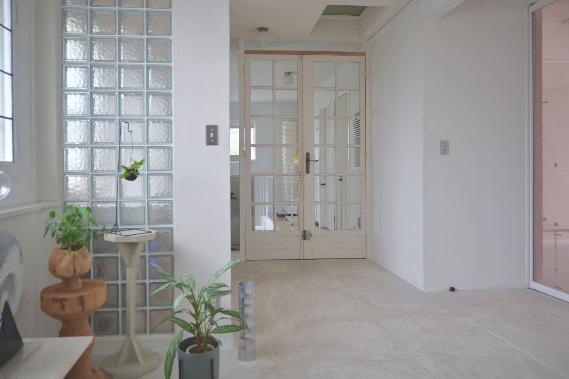 《 HOUSE124 / 2階スタジオ＋1階ダイニング 》 自然光とタイル床、ヴィンテージ窓、椅子。撮影、動画、一軒家スタジオの写真10