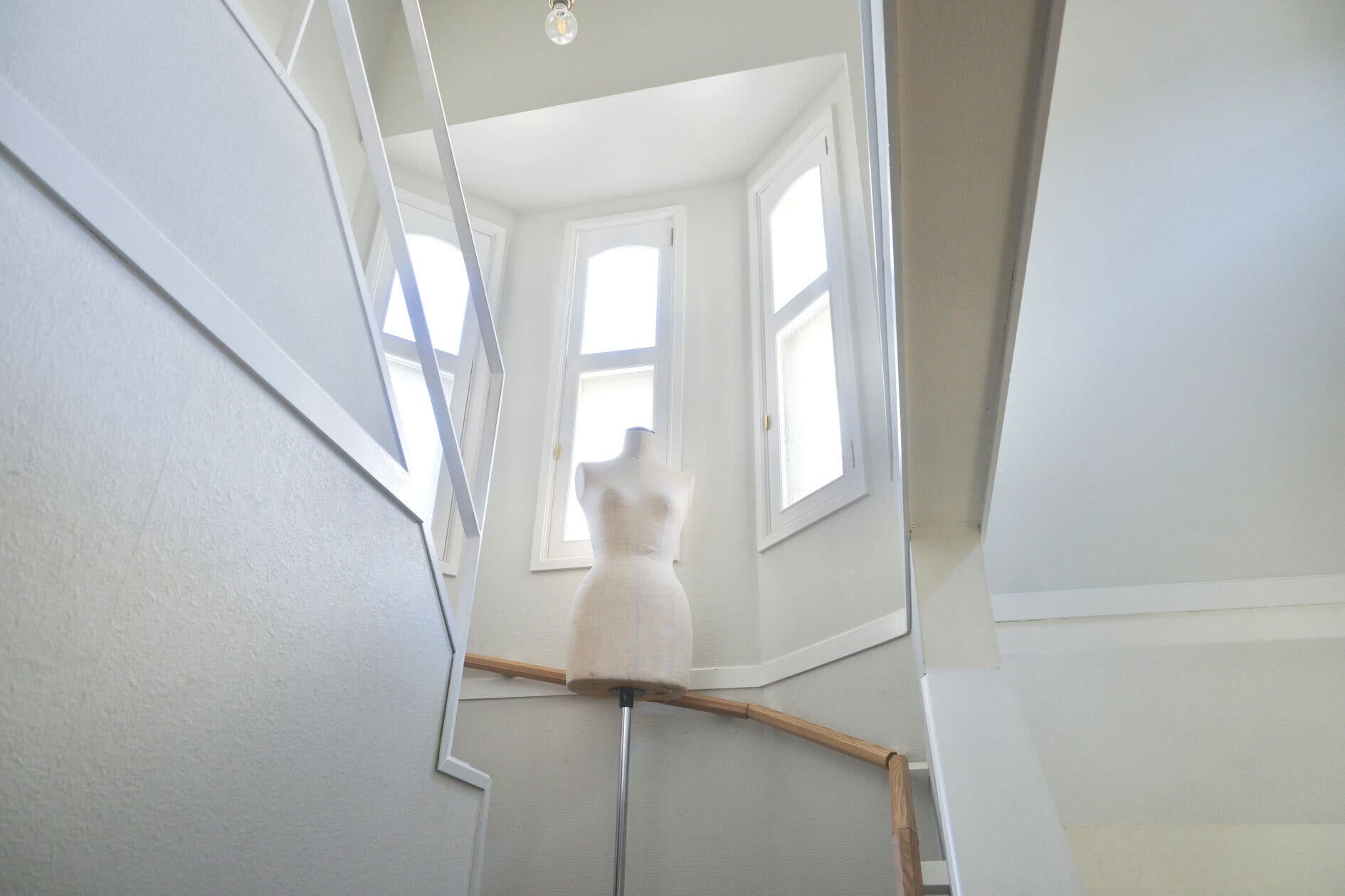 《 HOUSE124 / 2階スタジオ＋1階ダイニング 》 自然光とタイル床、ヴィンテージ窓、椅子。撮影、動画、一軒家スタジオの写真17