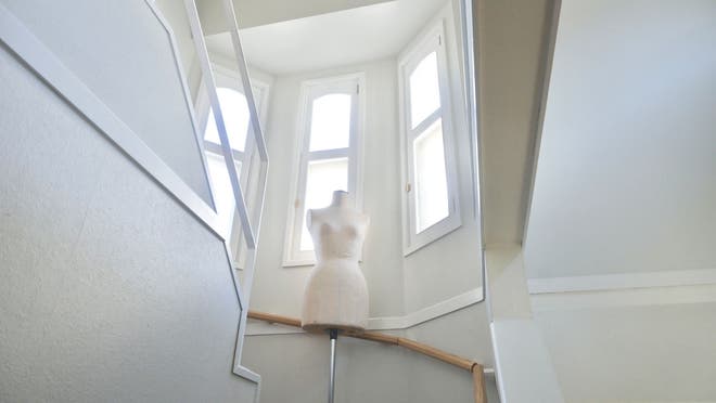 《 HOUSE124 / 2階スタジオ+1階ダイニング 》 自然光とタイル床、ヴィンテージ窓、椅子。撮影、動画、一軒家スタジオの写真17