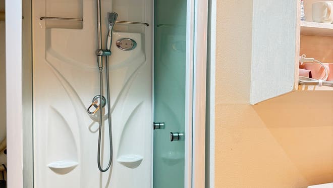 24時間予約可能!シャワールーム・大判ブランケット完備 エステベッド/IH/ホットプレート/調理器具/食器/カトラリー無料の写真3