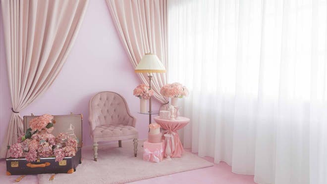 【新宿区】自然光差し込むアンティーク調スタジオ|季節限定🪻あじさい装飾|駅徒歩4分|広告・アパレル・作品撮り・コスプレ📸の写真1