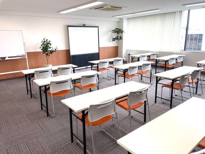 【新栄徒歩5分定員24名】窓の大きな開放感のあるスペース✨ WiFI、プロジェクター、ホワイドボード無料の写真1