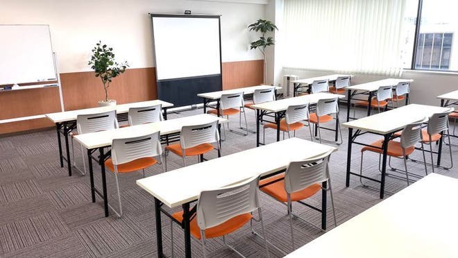 【新栄徒歩5分定員24名】窓の大きな開放感のあるスペース✨ WiFI、プロジェクター、ホワイドボード無料の写真1