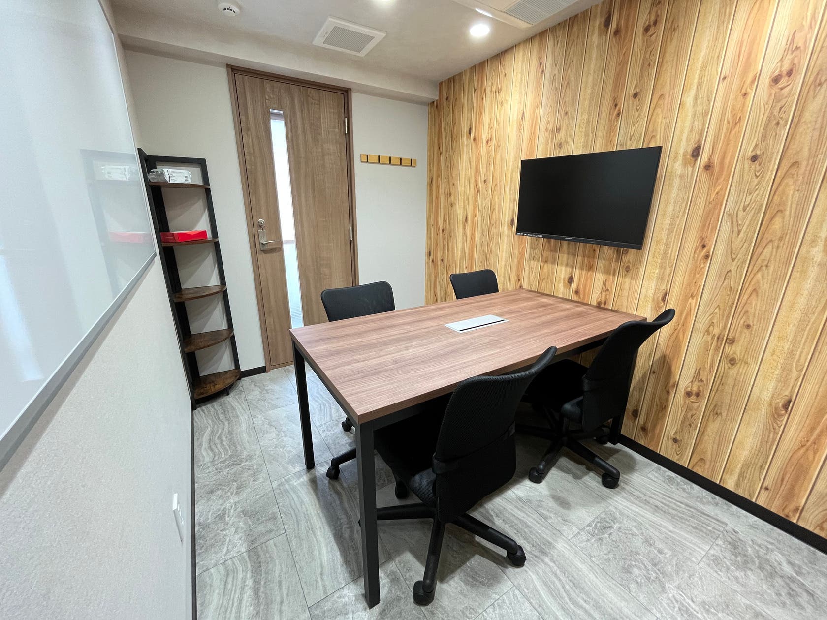 【下北沢駅から徒歩1分】モニター・フリードリンク付き4名会議室（Room C）の写真1