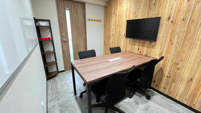 【下北沢駅から徒歩1分】モニター・フリードリンク付き4名会議室(Room C)の写真1