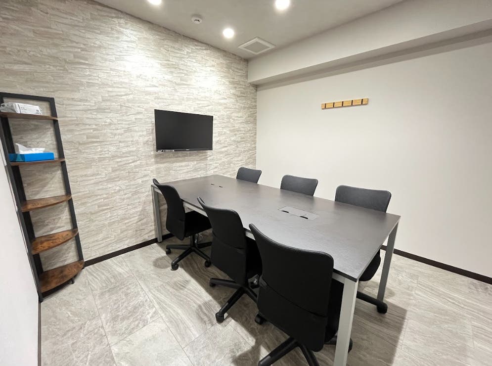 【下北沢駅から徒歩1分】モニター・フリードリンク付き6名会議室（Room A）の写真1